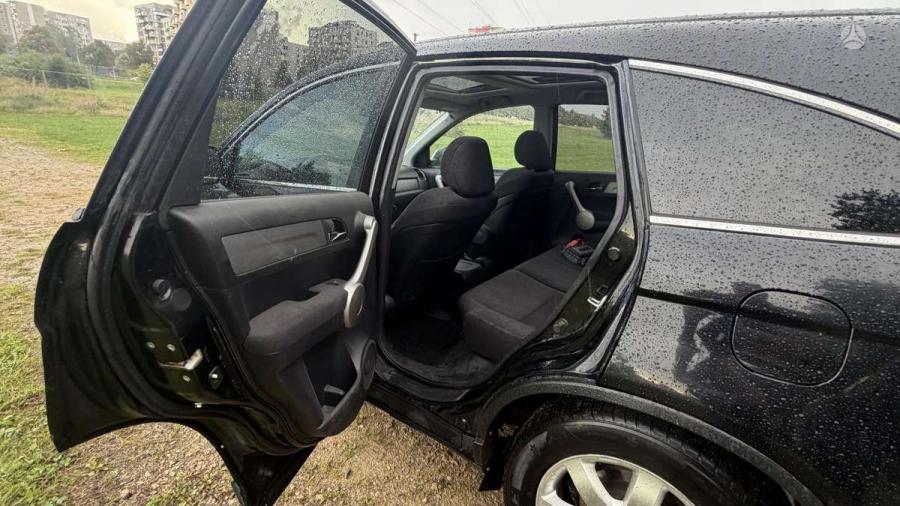 Black Honda CR-V 2007 in Vilnius, with an engine capacity of 2.00 L and mileage of 420 thousand km for 2450 €, photo 15 on AUTOMOTO.COM.LV