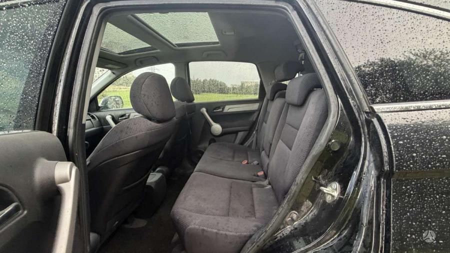 Black Honda CR-V 2007 in Vilnius, with an engine capacity of 2.00 L and mileage of 420 thousand km for 2450 €, photo 16 on AUTOMOTO.COM.LV