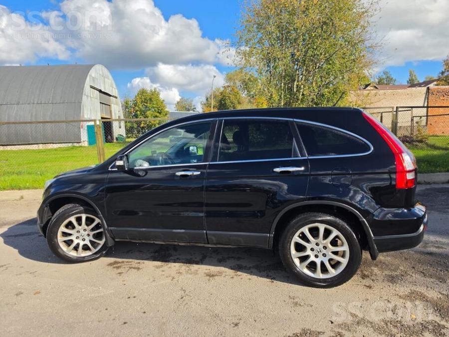 Black Honda CR-V 2007 in Riga, with an engine capacity of 2.20 L and mileage of 398 thousand km for 3300 €, photo 3 on AUTOMOTO.COM.LV