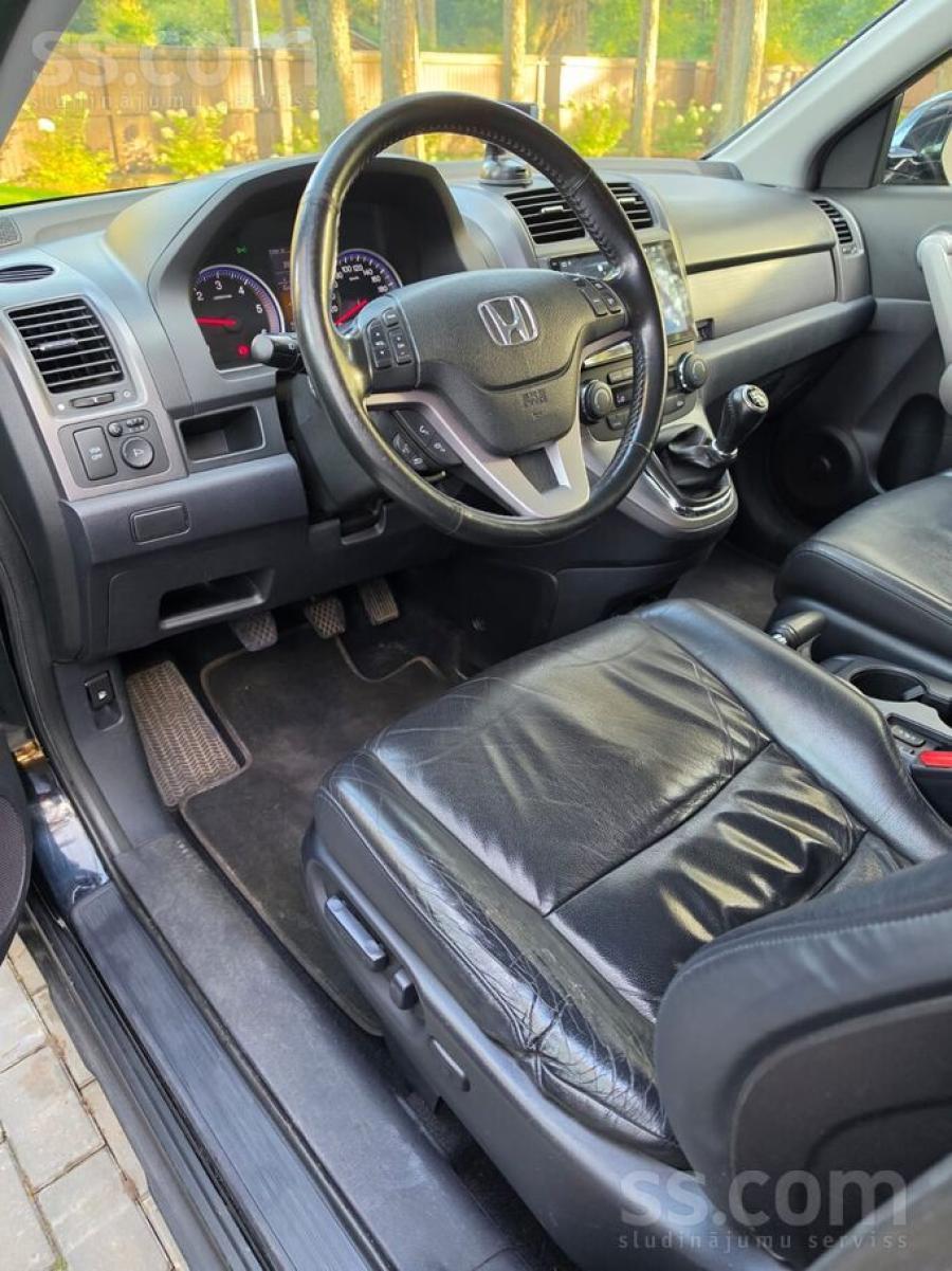 Black Honda CR-V 2007 in Riga, with an engine capacity of 2.20 L and mileage of 398 thousand km for 3300 €, photo 9 on AUTOMOTO.COM.LV