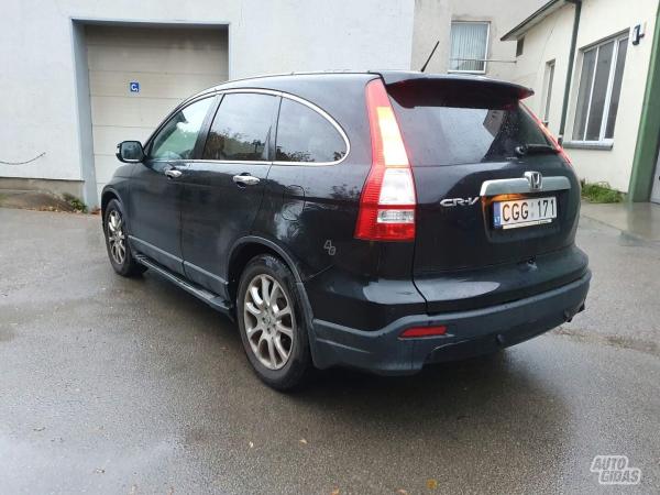 Honda CR-V 2007 in Kaunas on AUTOMOTO.COM.LV Black Honda CR-V 2007 in Kaunas, with an engine capacity of 2.00 L and mileage of 290 thousand km for 3450 €, photo 7 on AUTOMOTO.COM.LV