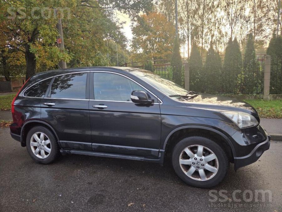 Black Honda CR-V 2007 in Riga, with an engine capacity of 2.00 L and mileage of 444 thousand km for 2900 €, photo 1 on AUTOMOTO.COM.LV