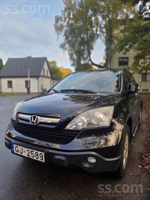 Honda CR-V 2007 in Riga on AUTOMOTO.COM.LV Black Honda CR-V 2007 in Riga, with an engine capacity of 2.00 L and mileage of 444 thousand km for 2900 €, photo 5 on AUTOMOTO.COM.LV