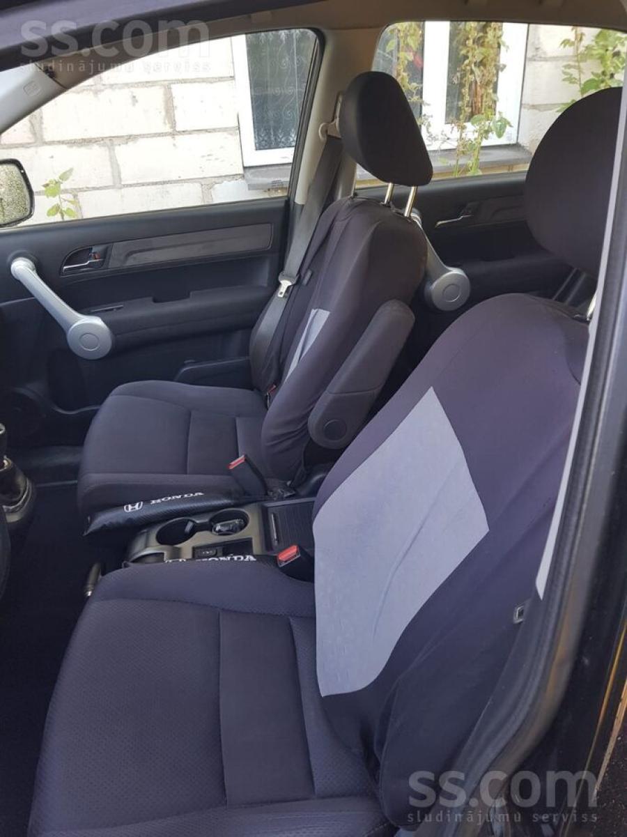 Black Honda CR-V 2008 in Ludza, with an engine capacity of 2.20 L and mileage of 335 thousand km for 4000 €, photo 4 on AUTOMOTO.COM.LV