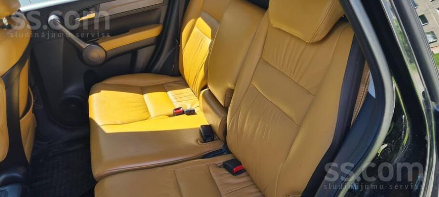 Black Honda CR-V 2008 in Riga, with an engine capacity of 2.20 L and mileage of 304 thousand km for 2600 €, photo 6 on AUTOMOTO.COM.LV