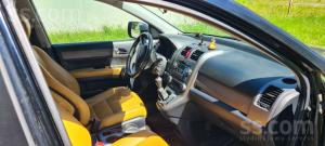 Black Honda CR-V 2008 in Riga, with an engine capacity of 2.20 L and mileage of 304 thousand km for 2600 €, photo 9 on AUTOMOTO.COM.LV