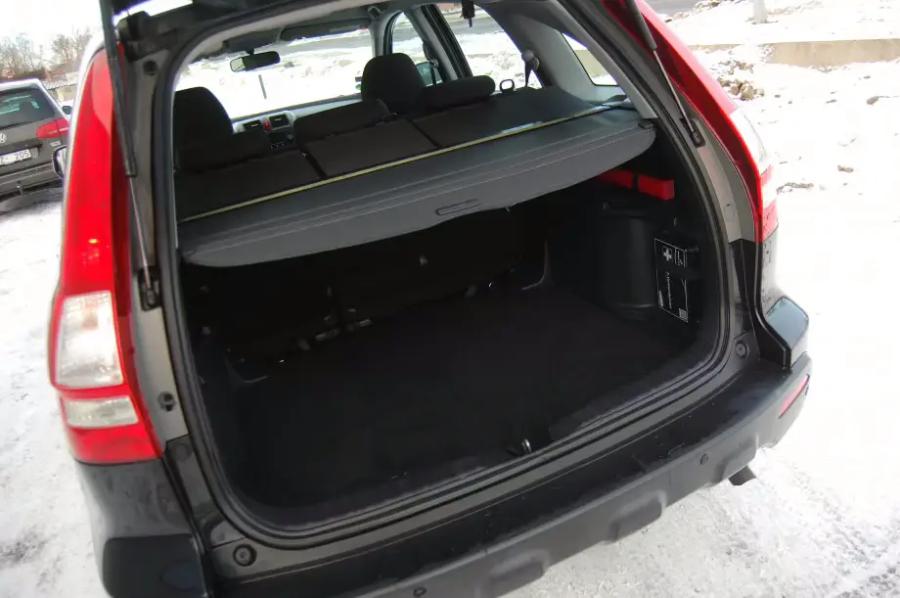 Black Honda CR-V 2009 in Jekabpils, with an engine capacity of 2.20 L and mileage of 255 thousand km for 7200 €, photo 12 on AUTOMOTO.COM.LV