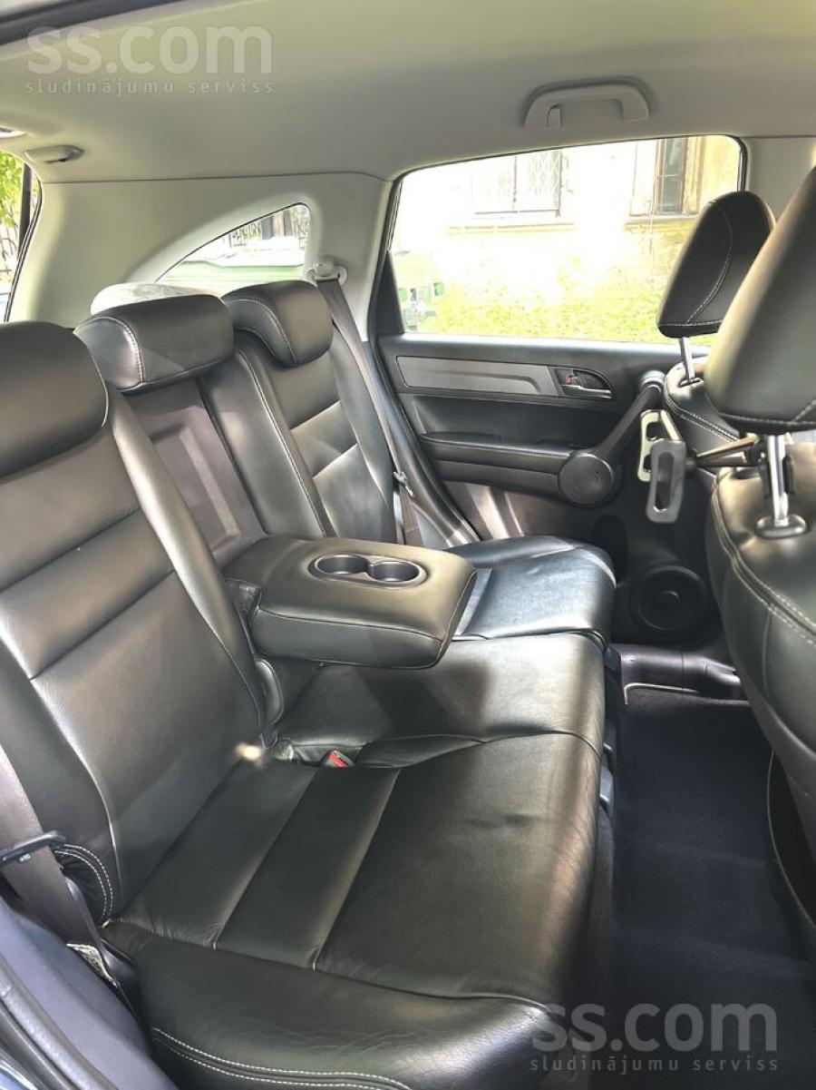 Black Honda CR-V 2009 in Riga, with an engine capacity of 2.20 L and mileage of 297 thousand km for 5300 €, photo 9 on AUTOMOTO.COM.LV