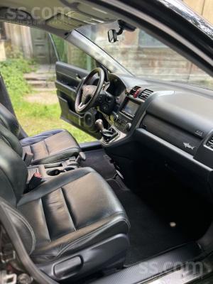 Black Honda CR-V 2009 in Riga, with an engine capacity of 2.20 L and mileage of 297 thousand km for 5300 €, photo 11 on AUTOMOTO.COM.LV