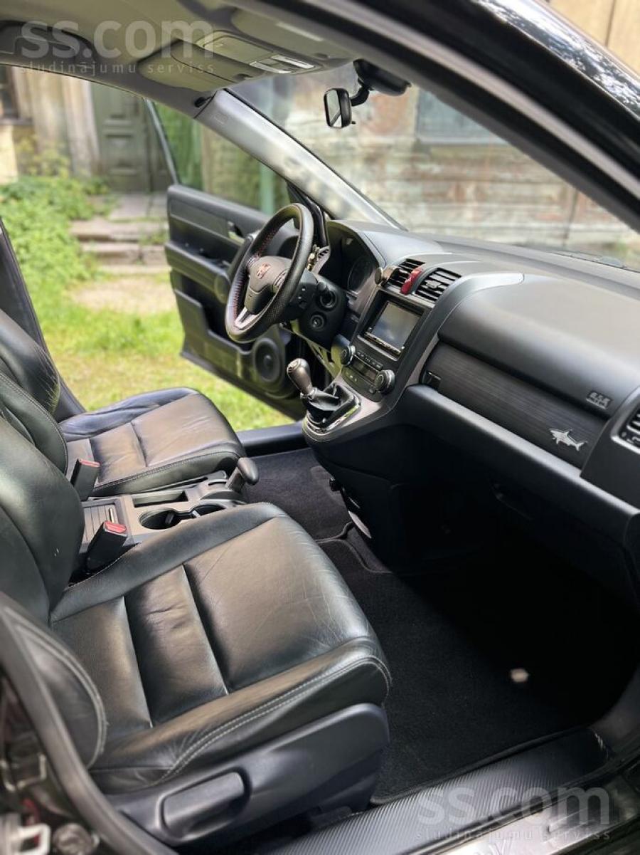 Black Honda CR-V 2009 in Riga, with an engine capacity of 2.20 L and mileage of 297 thousand km for 5300 €, photo 11 on AUTOMOTO.COM.LV