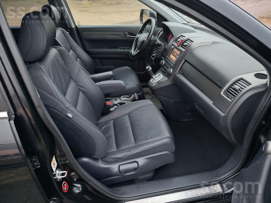 Black Honda CR-V 2011 in Riga, with an engine capacity of 2.20 L and mileage of 205 thousand km for 7950 €, photo 3 on AUTOMOTO.COM.LV