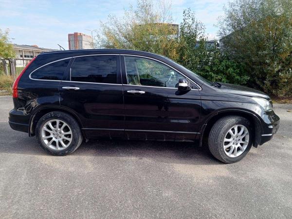 Black Honda CR-V 2011 in Alytus, with an engine capacity of 2.20 L and mileage of 242 thousand km for 7650 €, photo 3 on AUTOMOTO.COM.LV