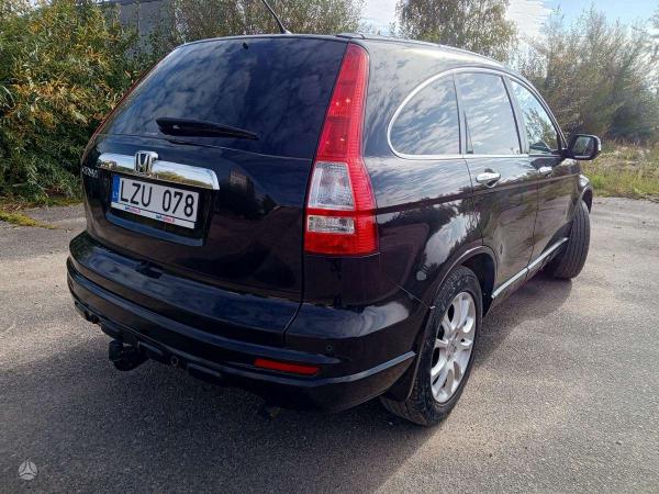 Black Honda CR-V 2011 in Alytus, with an engine capacity of 2.20 L and mileage of 242 thousand km for 7650 €, photo 4 on AUTOMOTO.COM.LV