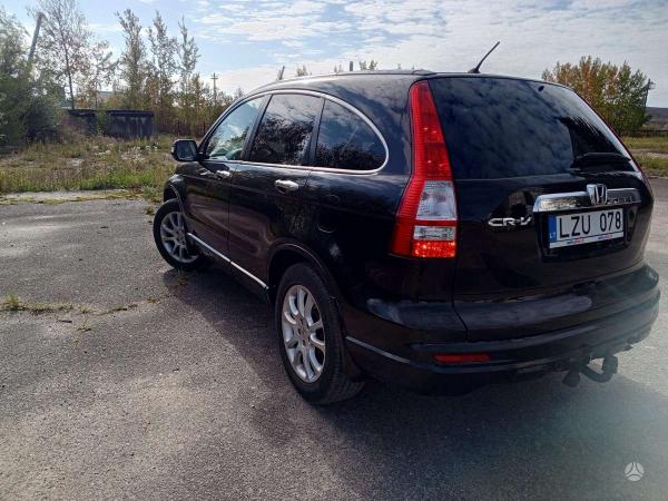 Black Honda CR-V 2011 in Alytus, with an engine capacity of 2.20 L and mileage of 242 thousand km for 7650 €, photo 6 on AUTOMOTO.COM.LV