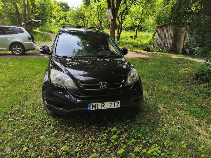 Black Honda CR-V 2011 in Vilnius, with an engine capacity of 2.20 L and mileage of 490 thousand km for 4600 €, photo 1 on AUTOMOTO.COM.LV