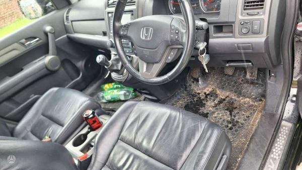 Black Honda CR-V 2011 in Taurage, with an engine capacity of 2.20 L and mileage of 174 thousand km for 3100 €, photo 7 on AUTOMOTO.COM.LV