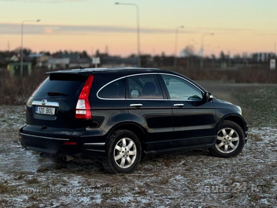 Black Honda CR-V 2012 in Tallinn, with an engine capacity of 2.00 L and mileage of 108 thousand km for 8750 €, photo 5 on AUTOMOTO.COM.LV