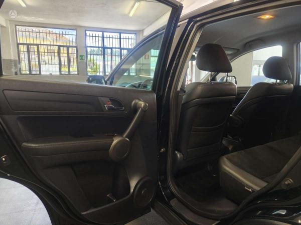 Black Honda CR-V 2012 in Vilnius, with an engine capacity of 2.20 L and mileage of 200 thousand km for 9999 €, photo 10 on AUTOMOTO.COM.LV