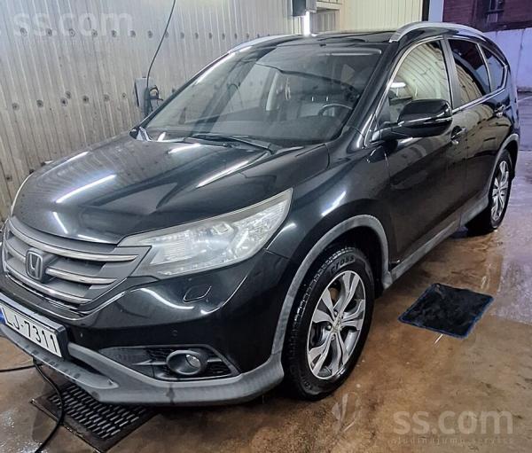 Black Honda CR-V 2013 in Riga, with an engine capacity of 2.20 L and mileage of 222 thousand km for 10700 €, photo 3 on AUTOMOTO.COM.LV