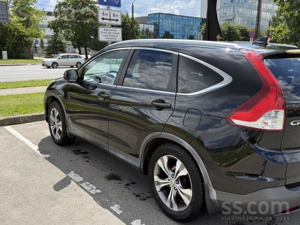 Black Honda CR-V 2013 in Riga, with an engine capacity of 2.20 L and mileage of 225 thousand km for 12000 €, photo 4 on AUTOMOTO.COM.LV