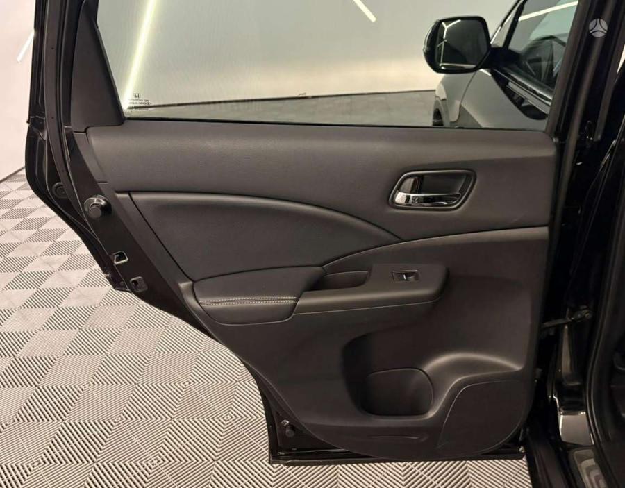 Black Honda CR-V 2013 in Marijampole, with an engine capacity of 2.20 L and mileage of 281 thousand km for 10950 €, photo 18 on AUTOMOTO.COM.LV