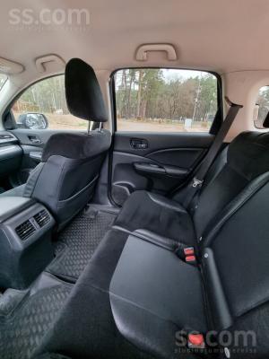 Black Honda CR-V 2014 in Daugavpils, with an engine capacity of 1.60 L and mileage of 228 thousand km for 9900 €, photo 6 on AUTOMOTO.COM.LV