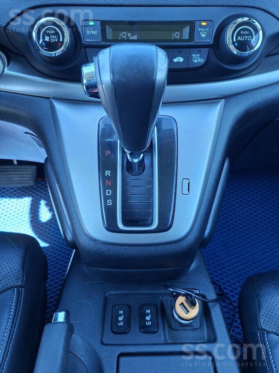 Black Honda CR-V 2014 in Daugavpils, with an engine capacity of 2.20 L and mileage of 307 thousand km for 9000 €, photo 8 on AUTOMOTO.COM.LV