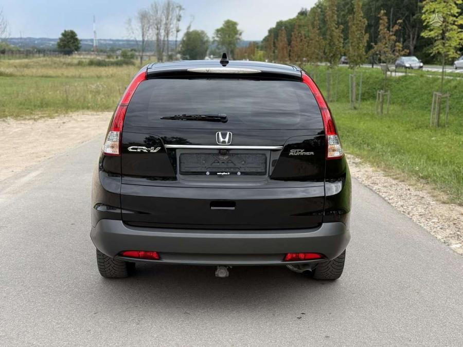 Melns Honda CR-V 2014 Alīta, ar dzinēja tilpumu 1.60 L un nobraukumu 211 tūkst. km par 8350 €, foto 5 vietnē AUTOMOTO.COM.LV