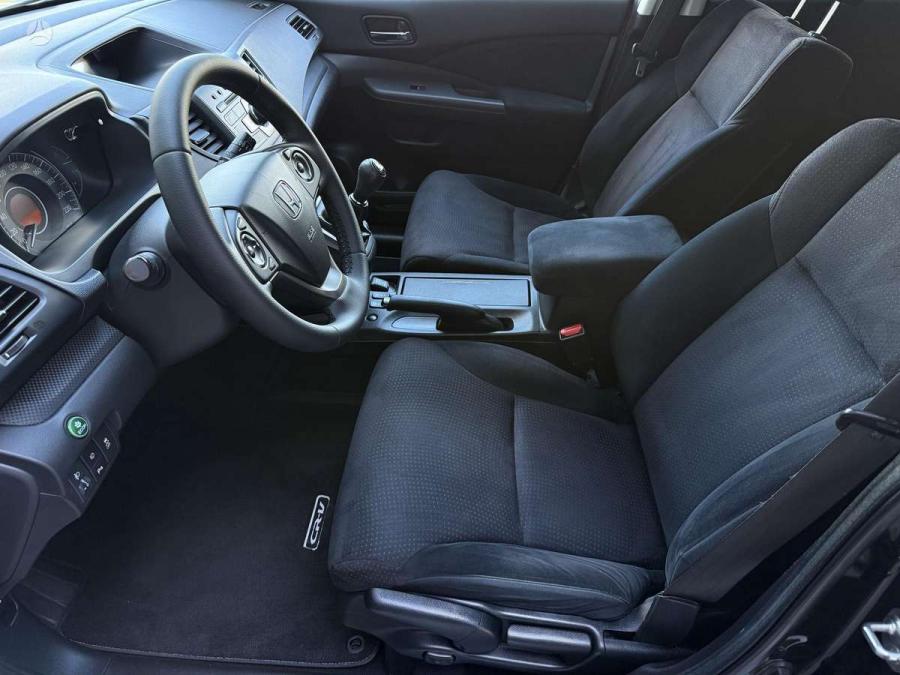 Black Honda CR-V 2014 in Siauliai, with an engine capacity of 2.20 L and mileage of 225 thousand km for 11999 €, photo 18 on AUTOMOTO.COM.LV