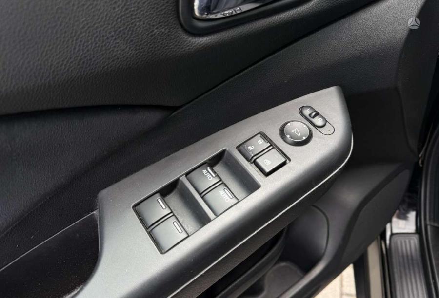 Black Honda CR-V 2014 in Vilnius, with an engine capacity of 1.60 L and mileage of 114 thousand km for 12999 €, photo 13 on AUTOMOTO.COM.LV