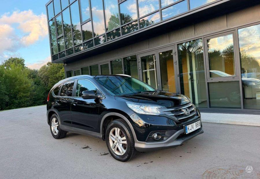 Black Honda CR-V 2014 in Vilnius, with an engine capacity of 2.20 L and mileage of 311 thousand km for 7400 €, photo 1 on AUTOMOTO.COM.LV