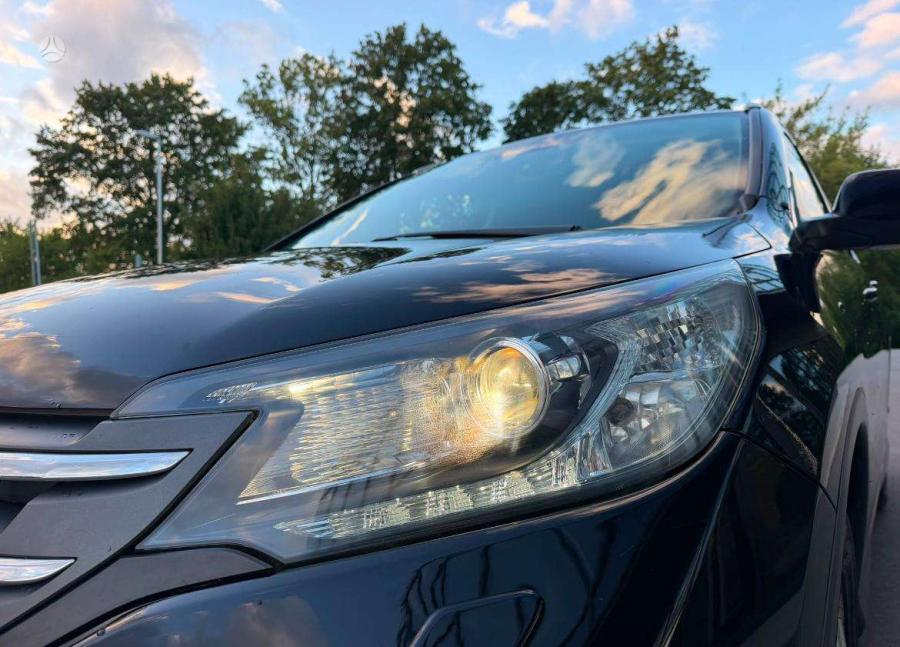 Black Honda CR-V 2014 in Vilnius, with an engine capacity of 2.20 L and mileage of 311 thousand km for 7400 €, photo 8 on AUTOMOTO.COM.LV