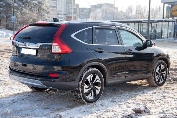 Black Honda CR-V 2015 in Vilnius, with an engine capacity of 1.60 L and mileage of 159 thousand km for 15300 €, photo 5 on AUTOMOTO.COM.LV