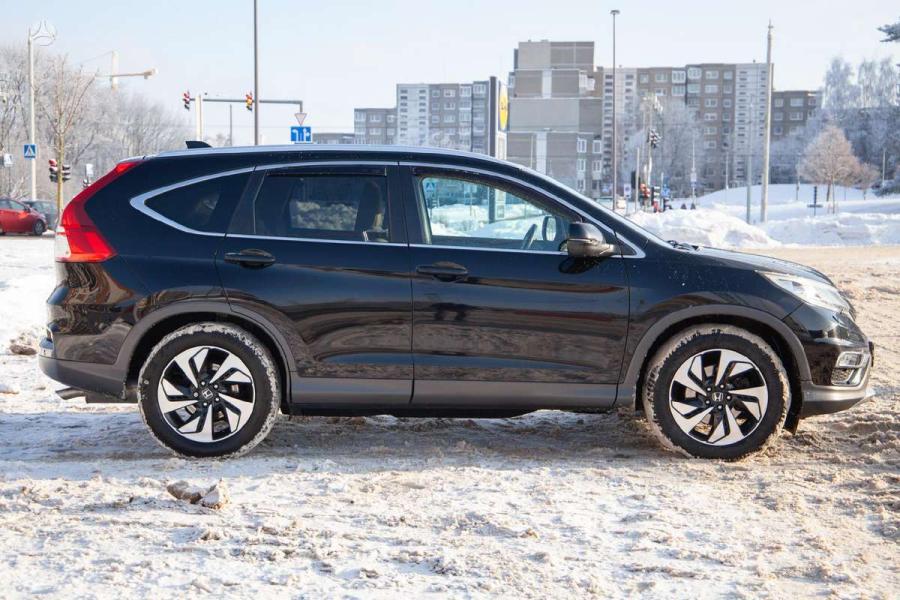 Black Honda CR-V 2015 in Vilnius, with an engine capacity of 1.60 L and mileage of 159 thousand km for 15300 €, photo 6 on AUTOMOTO.COM.LV