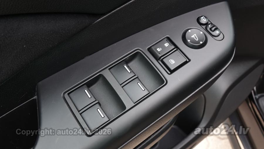 Black Honda CR-V 2015 in Tartu, with an engine capacity of 1.60 L and mileage of 136 thousand km for 13990 €, photo 15 on AUTOMOTO.COM.LV