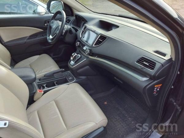 Black Honda CR-V 2015 in Riga, with an engine capacity of 1.60 L and mileage of 104 thousand km for 11800 €, photo 5 on AUTOMOTO.COM.LV