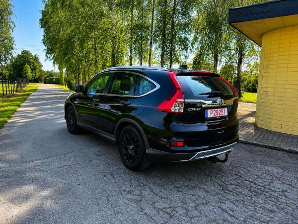 Black Honda CR-V 2016 in Plunge, with an engine capacity of 1.60 L and mileage of 219 thousand km for 11650 €, photo 4 on AUTOMOTO.COM.LV