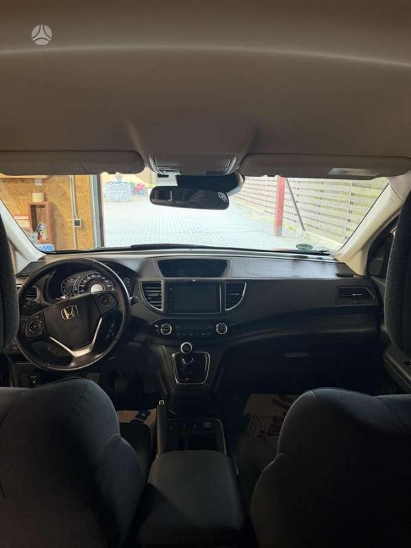 Black Honda CR-V 2016 in Plunge, with an engine capacity of 1.60 L and mileage of 219 thousand km for 11650 €, photo 6 on AUTOMOTO.COM.LV
