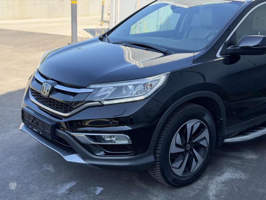 Black Honda CR-V 2016 in Utena, with an engine capacity of 1.60 L and mileage of 167 thousand km for 16200 €, photo 3 on AUTOMOTO.COM.LV