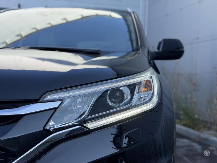 Black Honda CR-V 2016 in Utena, with an engine capacity of 1.60 L and mileage of 167 thousand km for 16200 €, photo 5 on AUTOMOTO.COM.LV