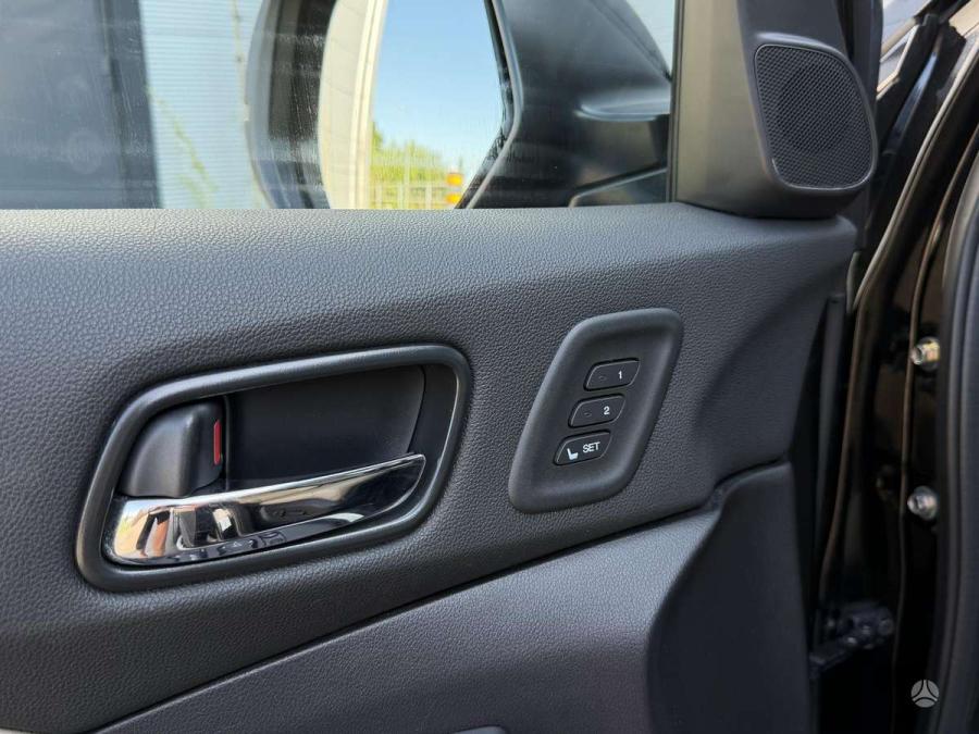 Black Honda CR-V 2016 in Utena, with an engine capacity of 1.60 L and mileage of 167 thousand km for 16200 €, photo 30 on AUTOMOTO.COM.LV