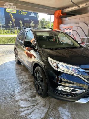 Black Honda CR-V 2016 in Vilnius, with an engine capacity of 1.60 L and mileage of 314 thousand km for 9350 €, photo 3 on AUTOMOTO.COM.LV