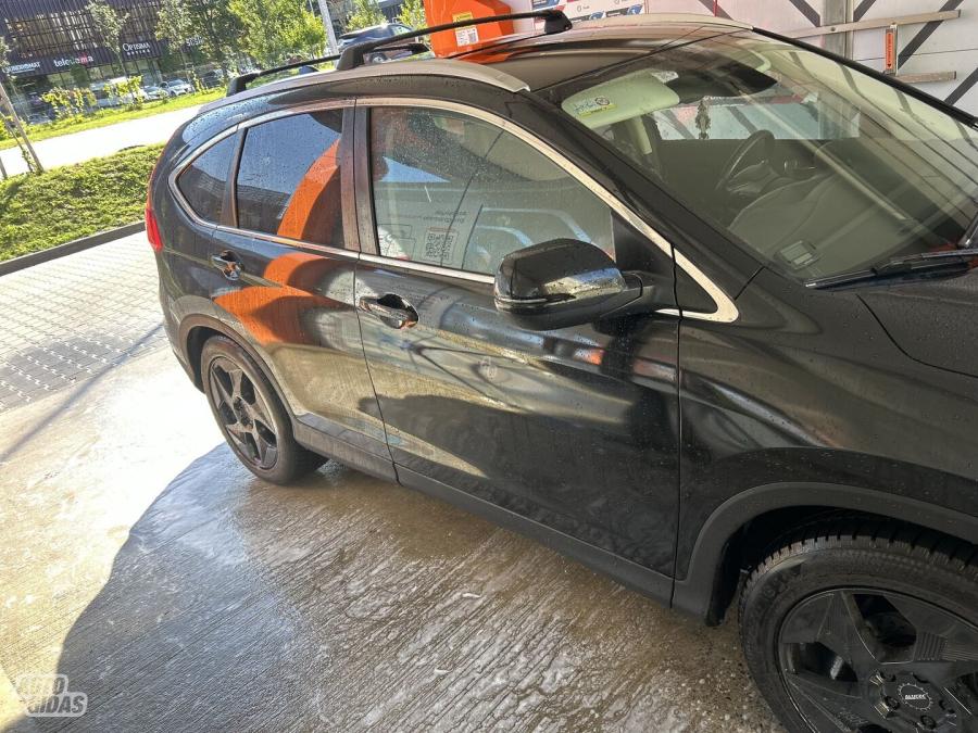 Black Honda CR-V 2016 in Vilnius, with an engine capacity of 1.60 L and mileage of 314 thousand km for 9350 €, photo 6 on AUTOMOTO.COM.LV