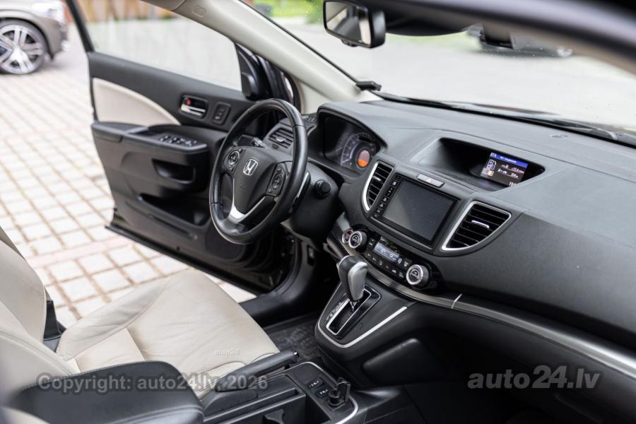 Black Honda CR-V 2017 in Tallinn, with an engine capacity of 2.00 L and mileage of 139 thousand km for 17500 €, photo 12 on AUTOMOTO.COM.LV