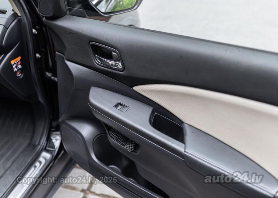 Black Honda CR-V 2017 in Tallinn, with an engine capacity of 2.00 L and mileage of 139 thousand km for 17500 €, photo 16 on AUTOMOTO.COM.LV