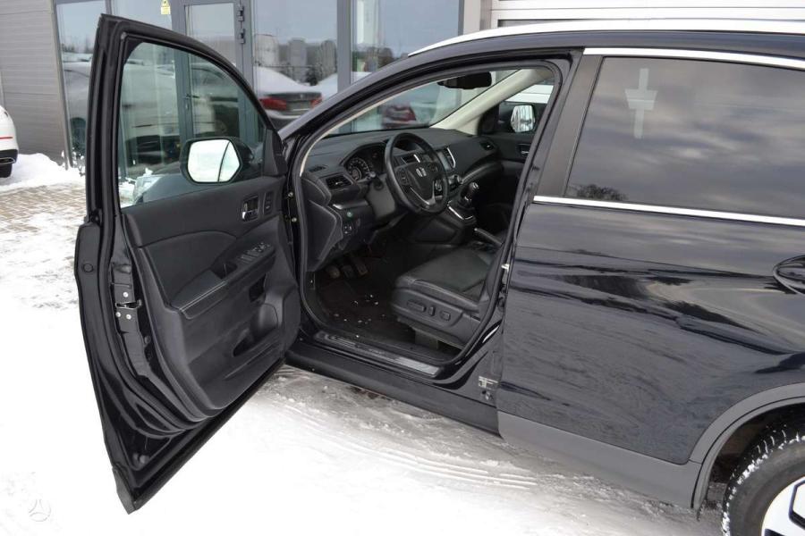 Black Honda CR-V 2018 in Vilnius, with an engine capacity of 1.60 L and mileage of 176 thousand km for 15500 €, photo 16 on AUTOMOTO.COM.LV