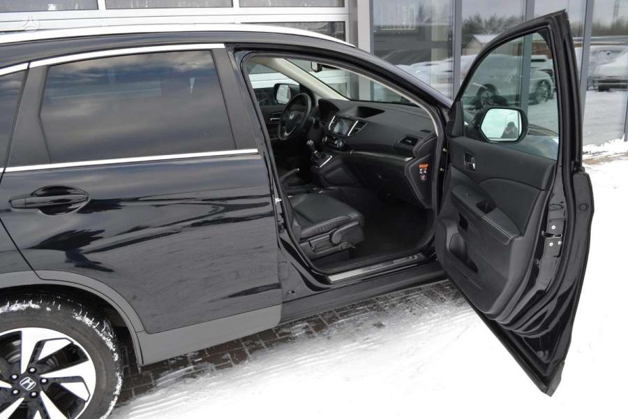 Black Honda CR-V 2018 in Vilnius, with an engine capacity of 1.60 L and mileage of 176 thousand km for 15500 €, photo 28 on AUTOMOTO.COM.LV