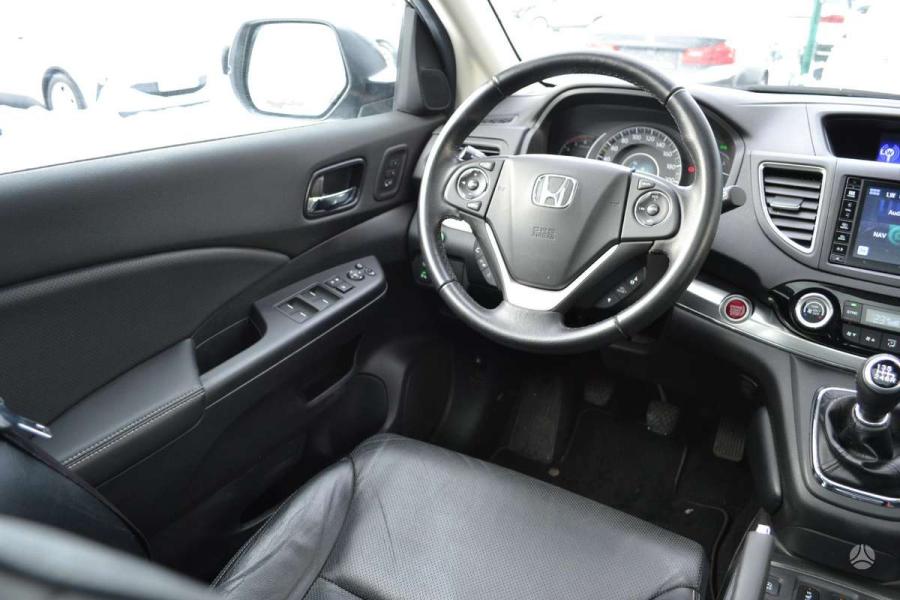 Black Honda CR-V 2018 in Vilnius, with an engine capacity of 1.60 L and mileage of 176 thousand km for 15500 €, photo 32 on AUTOMOTO.COM.LV