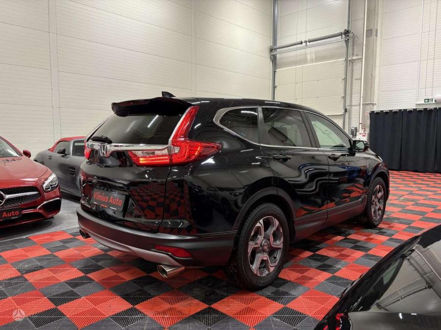 Black Honda CR-V 2018 in Vilnius, with an engine capacity of 1.50 L and mileage of 70 thousand km for 17150 €, photo 4 on AUTOMOTO.COM.LV