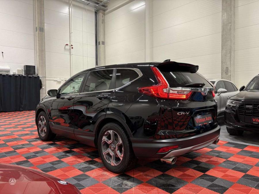 Black Honda CR-V 2018 in Vilnius, with an engine capacity of 1.50 L and mileage of 70 thousand km for 17150 €, photo 6 on AUTOMOTO.COM.LV